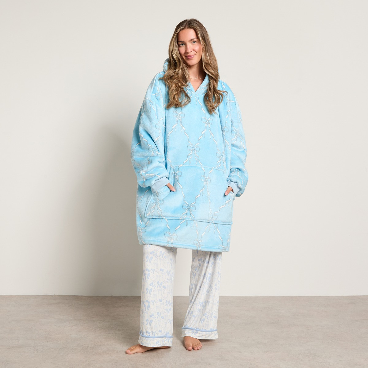 OHS Lattice Bow Print Hoodie Blanket - Blue