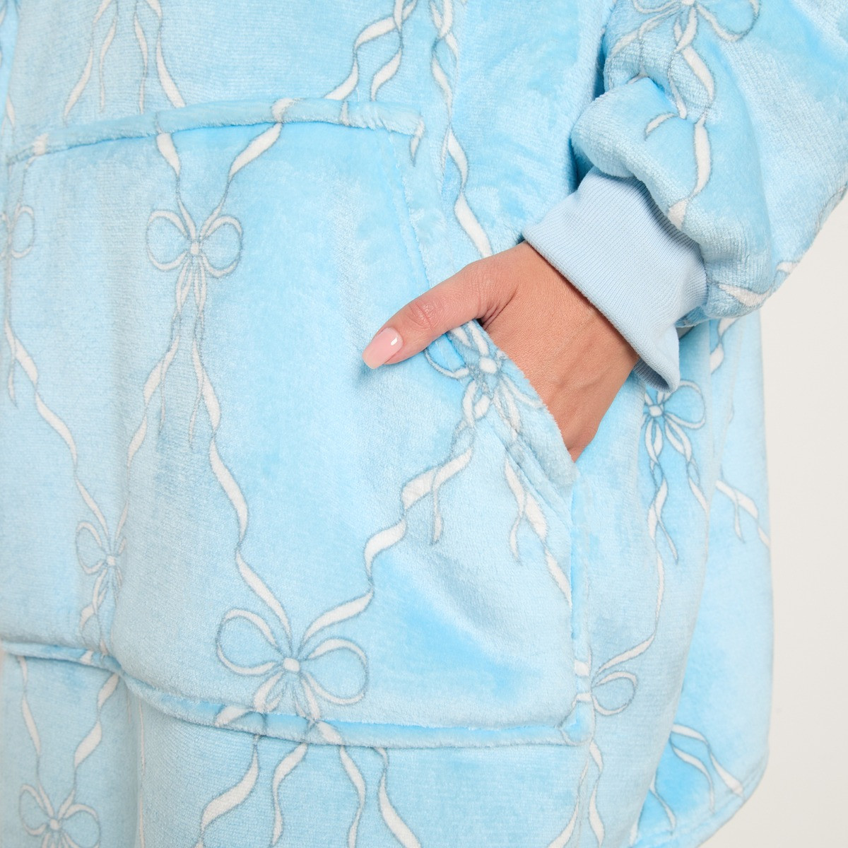 OHS Lattice Bow Print Hoodie Blanket - Blue