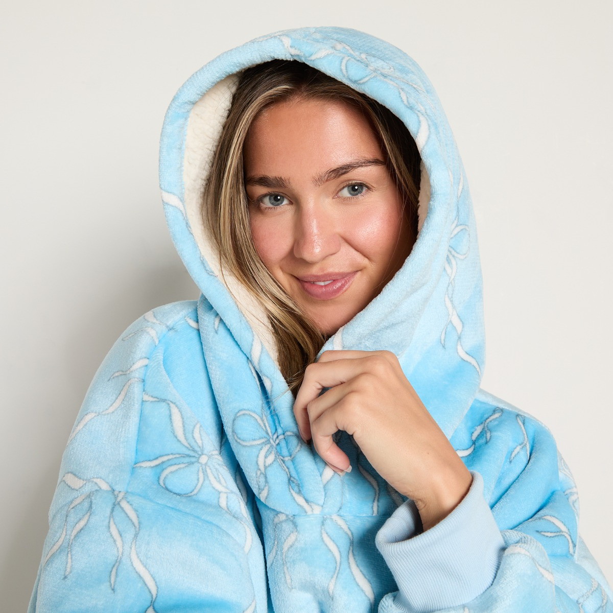 OHS Lattice Bow Print Hoodie Blanket - Blue